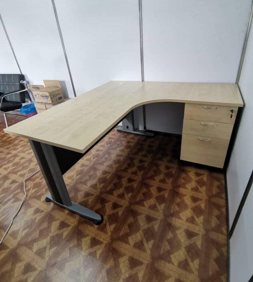 L Shape Office Table V-TL 1515/1815-3D – J Leg + Pedestal